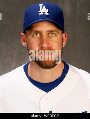 Los Angeles Dodgers' Mark Hendrickson pitches against the Los Angeles ...
