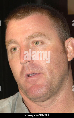 Chicago White Sox' Jim Thome waves to his fans during the first inning ...