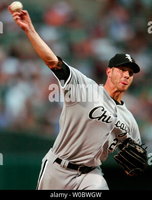 Chicago White Sox pitcher Jon Garland throws a pitch against the ...