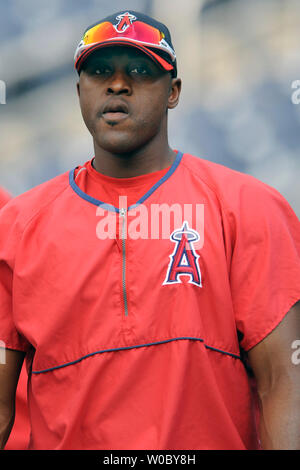 Los Angeles Angels' Gary Matthews Jr. hits an RBI single against the ...