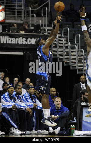 Dallas Mavericks' Josh Howard makes a layup against the Detroit Pistons ...