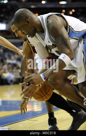 Washington Wizards' Antawn Jamison (4) goes to the basket past ...