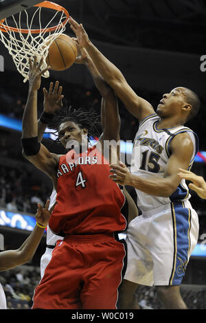 Washington Wizards Randy Foye (15) is defended by Phoenix Suns Steve ...