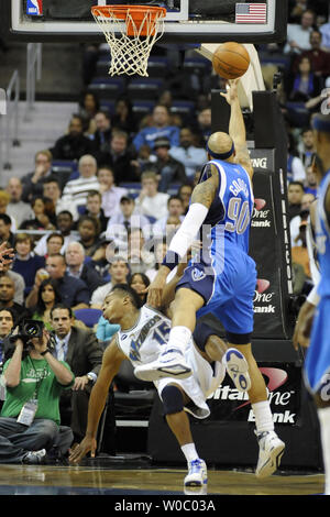 Dallas Mavericks Drew Gooden (90) slam dunks during their game agianst ...