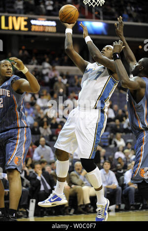 Washington Wizards power forward Andray Blatche (7) goes to the basket ...