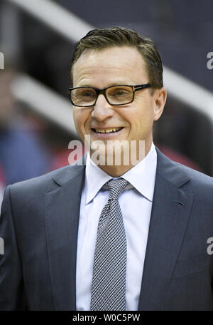 Washington Wizards head coach Scott Brooks gestures during the second ...