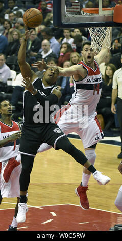 Washington Wizards guard Randy Foye (15) is guarded by Los Angeles ...