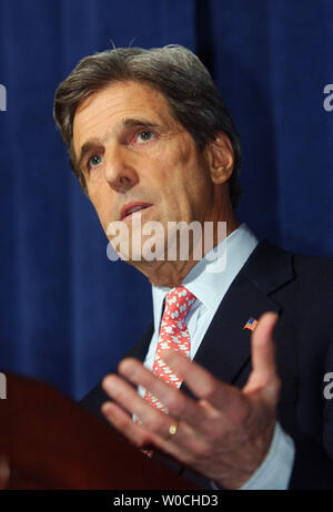 Sen. John Kerry (D-MA), speaks at the National Air Traffic Controllers ...
