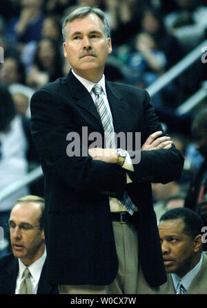 Phoenix Suns head coach Mike Budenholzer during the first half of an ...