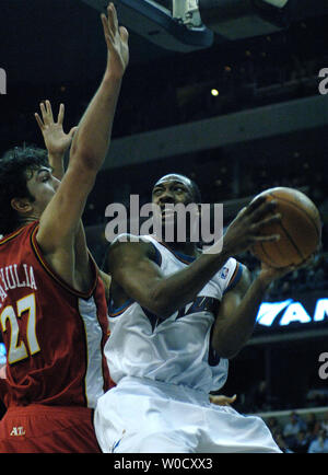 Atlanta Hawks' Zaza Pachulia (27) and Boston Celtics' Glen Davis battle ...