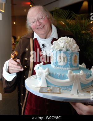 Benjamin Franklin portrayer Ralph Archbold speaks to a group of ...