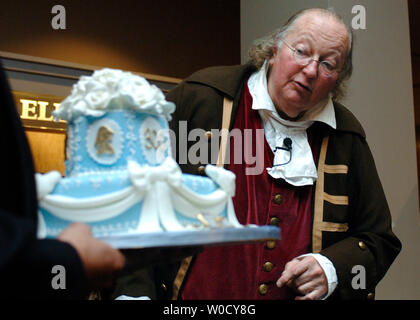 Benjamin Franklin portrayer Ralph Archbold speaks to a group of ...