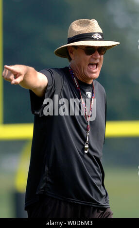 Baltimore Ravens Head Coach Brian Billick (L) works the sideline in the ...