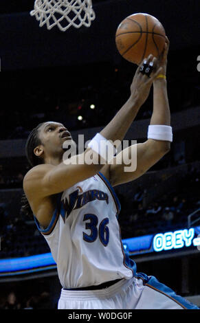 Washington Wizards' Etan Thomas (36) dunks against the Chicago Bulls ...