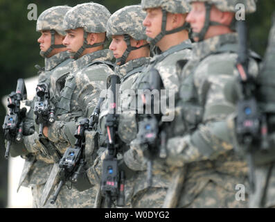 Soldiers on guard duty this New Year's eve get served up hot soup to ...