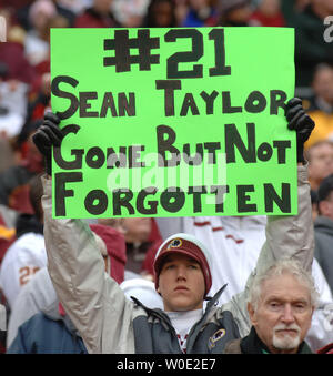 Buffalo Bills fans hold up letters while watching warmups between the ...