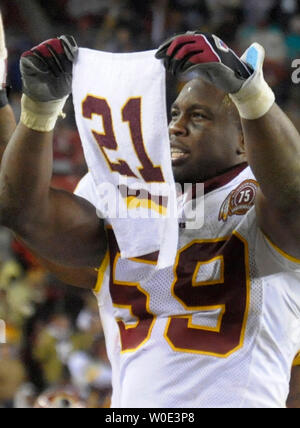 Washington Redskins' linebacker London Fletcher plays Kinect for Xbox ...