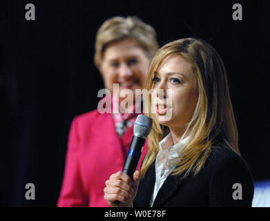 Chelsea Clinton introduces her mother, Sen. Hillary Clinton (D-NY), to ...