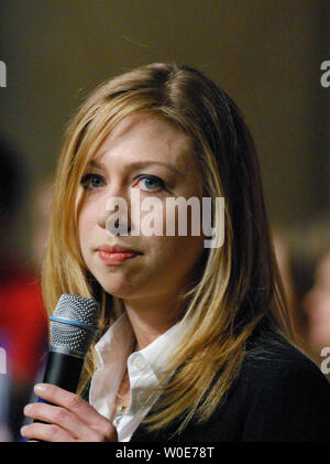 Chelsea Clinton introduces her mother, Sen. Hillary Clinton (D-NY), to ...