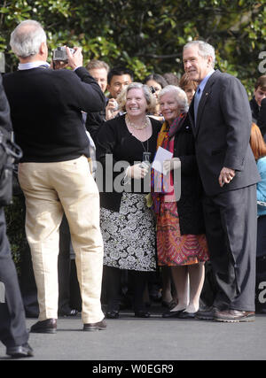 President George W. Bush poses for a photo with U.S. Olympic swimming ...
