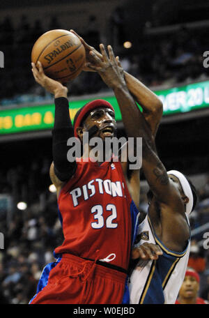 Detroit Pistons Richard Hamilton (32) looks to pass the ball against ...