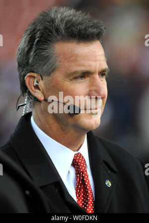 New York Giants general manager Dave Gettleman at left speaks to a ...