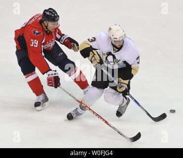 Washington Capitals David Steckel (39) takes the puck past Boston ...