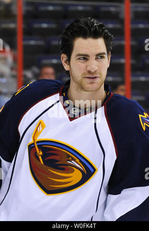 Atlanta Thrashers center Jim Slater (23) fights Ottawa Senators' Mike ...