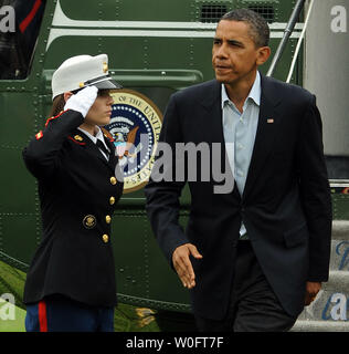 President Barack Obama disembarks Marine One with WWII veteran Kenneth ...