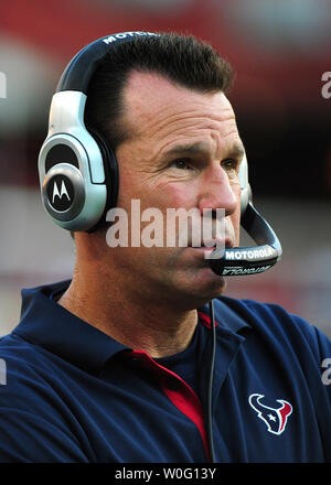Houston Texans head coach Gary Kubiak adjusts his headset before an NFL ...