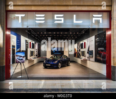 A Tesla all electric car dealership showroom Stock Photo - Alamy