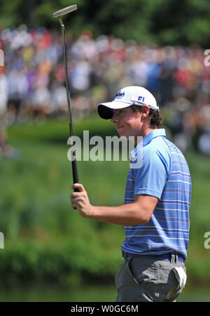 Rory McIlroy, of Northern Ireland, acknowledges the crowd before ...