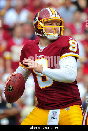 Washington Redskins quarterback Rex Grossman (8) talks to the offense ...