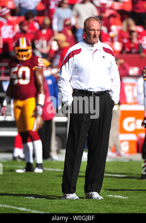 Washington Redskins Defensive Coordinator Jim Haslett speaks with ...