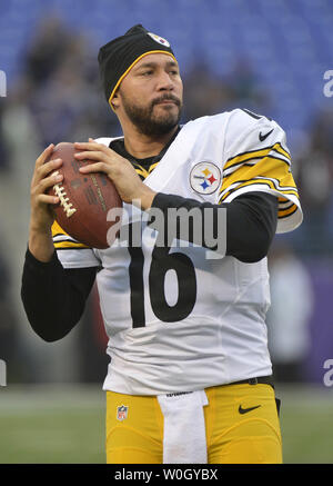 Pittsburgh Steelers quarterback Charlie Batch (16) hands off in the ...
