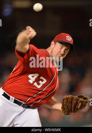 Washington Nationals pitcher Ross Ohlendorf warms up in the outfield ...