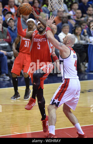 Houston Rockets center Josh Smith (5) dunks on Dallas Mavericks guard ...