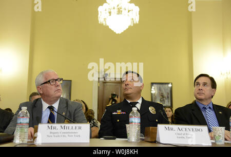 Austin police chief Art Acevedo poses with neighbors during National ...