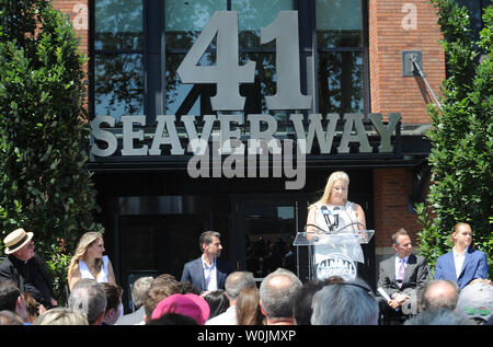 NEW YORK, NEW YORK - JUNE 27: Sarah and Anne Seaver, the daughters of ...
