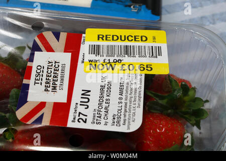 Pack of Tesco's strawberries with reduced price sticker, price of food ...
