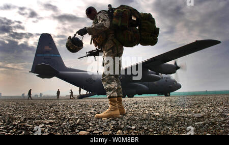 U.S. Army Sgt. 1st Class Timothy Briggs and U.S. Marine Corps Staff Sgt ...