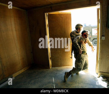 Iraqi soldiers hut Stock Photo - Alamy