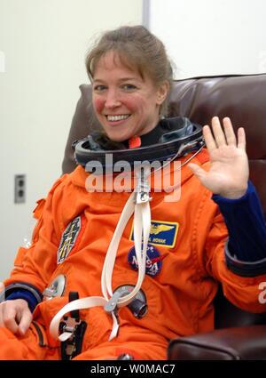 Astronaut Lisa Nowak (L) was charged with attempted first-degree murder ...