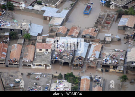 People seek shelter on rooftops after Tropical Storm Hanna caused heavy ...
