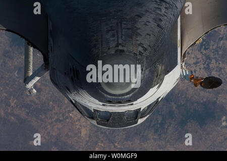 Underside view of the Space Shuttle Discovery Stock Photo - Alamy