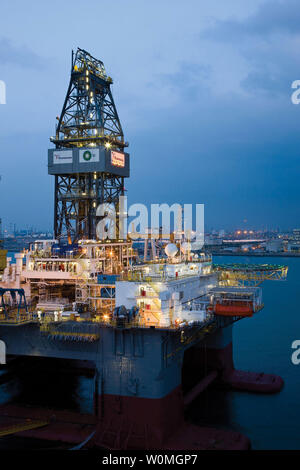 Deepwater Horizon oil rig dome Stock Photo - Alamy