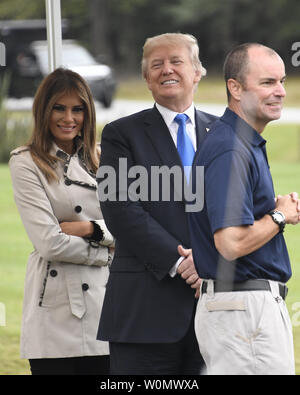 An unidentified United States Secret Service agent speaks with US ...