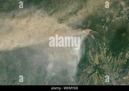 Explosive eruption of Fuego volcano, Guatemala Stock Photo - Alamy
