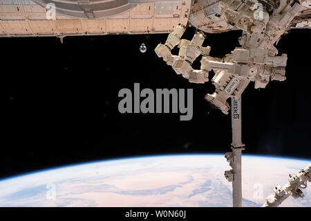 The Canadarm2 robotic arm with the Dextre robotic hand attached ...