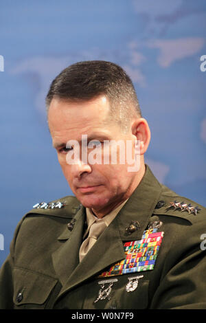General Peter Pace, chairman of the Joint Chiefs of Staff, speaks with ...